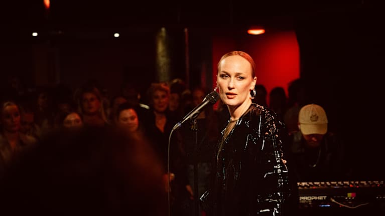 Moonica Mac skriver med melankolin och naturen som inspiration: ”Jag ...
