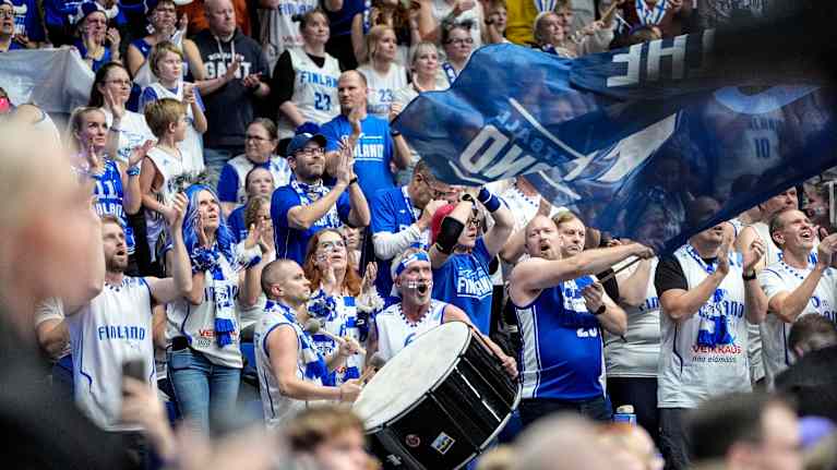 Lauri Markkanen hehkuttaa palkinto­pöydän putsannutta Susijengiä ...