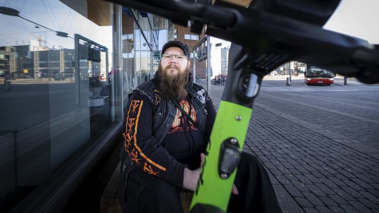 Vaikka moni vihaa, sähköpotkulaudoilla on myös vahva käyttäjäkunta ...