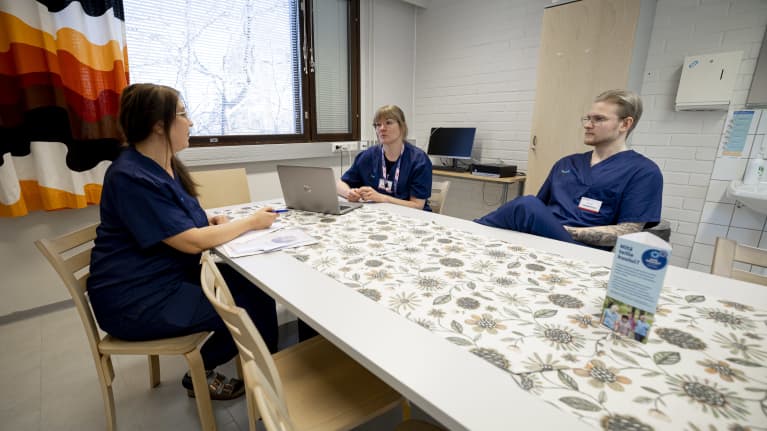 93-vuotias Annikki Varis saa nyt kotiinsa tarpeeksi apua, kun ...