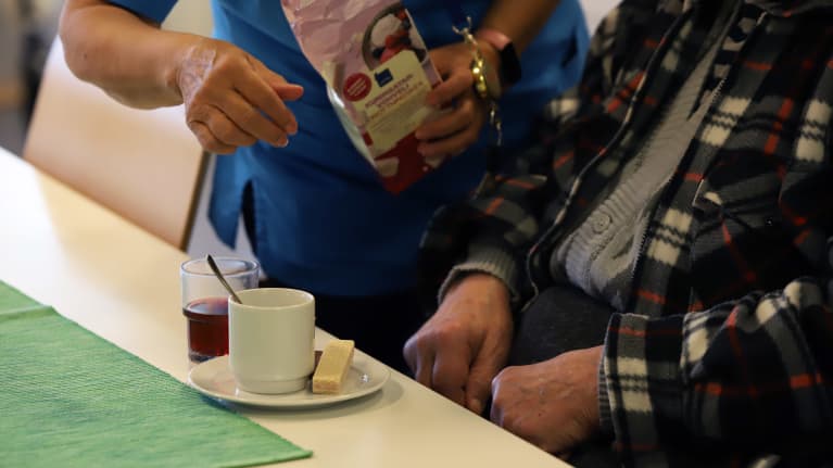 Hallituksen linjaus hoitajien määrästä uhkaa palauttaa menneet ...