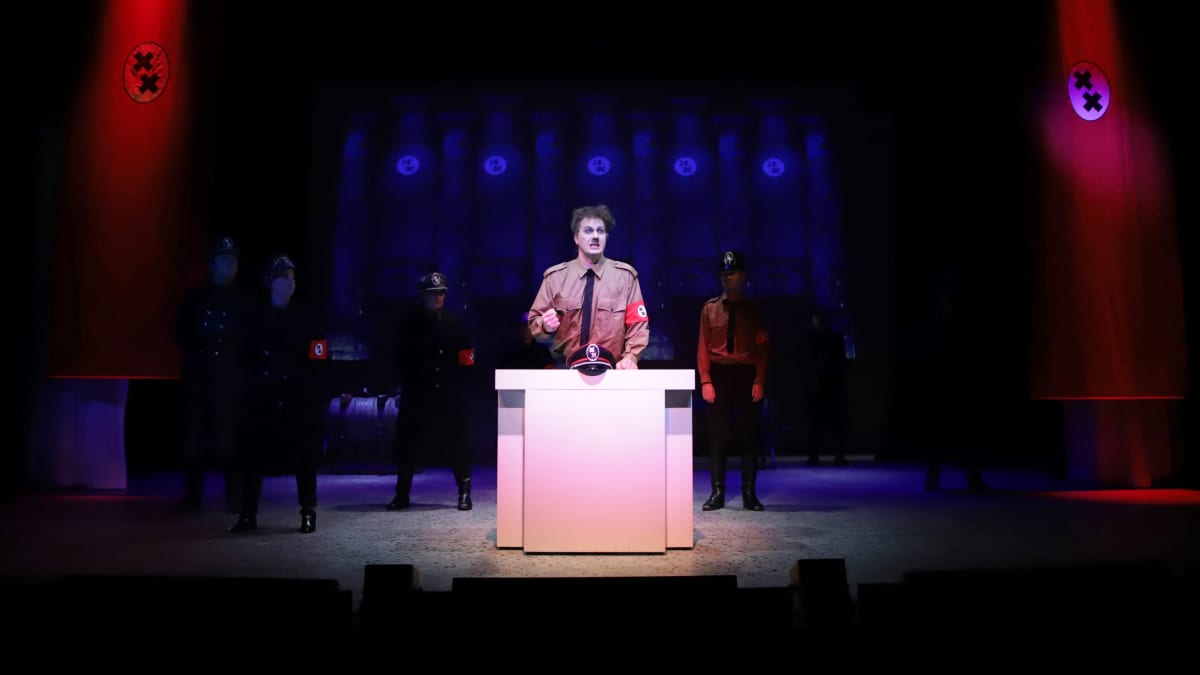 Katso, miltä Diktaattori-elokuvan kuuluisa kohtaus näyttää teatterin ...