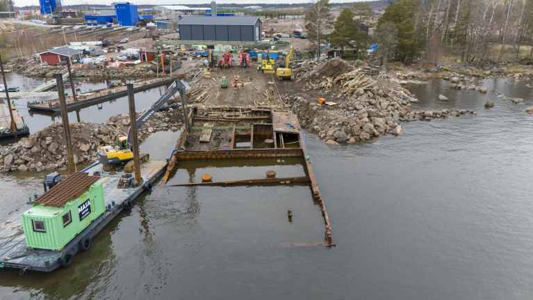 Kotkassa merenpohjasta nostettava proomu paljastui Yhdysvaltojen ...
