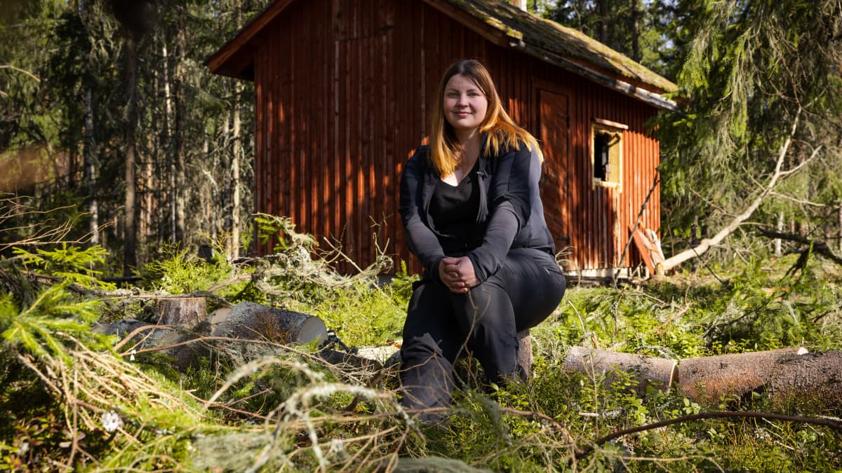 Ääriminimalisti Sari Simoska luopui asunnostaan ja muutti metsään ...
