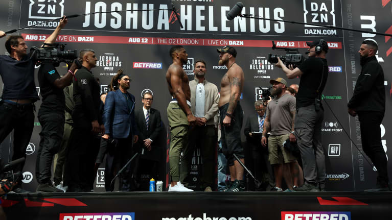 Katso, miten Robert Heleniuksen ikuisuuksia kestänyt tuijotus sai ...