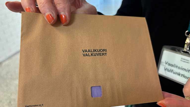 Vaalikuoressa on pieni ikkuna, josta näkee onko äänestyslippu lila vai valkoinen.