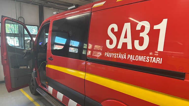 Auto paloi täysin Raumalla - pelastuslaitos esti tulen leviämisen ...