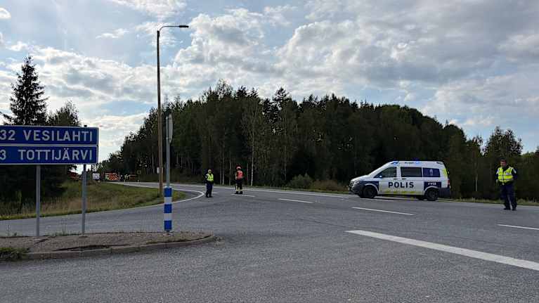 Tukkirekka syttyi tuleen Turuntiellä Nokialla – molemmat kaistat ...