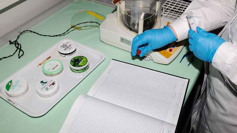 Veimme nikotiinipussit laboratorioon – löytyi yksi hengenvaarallinen ...