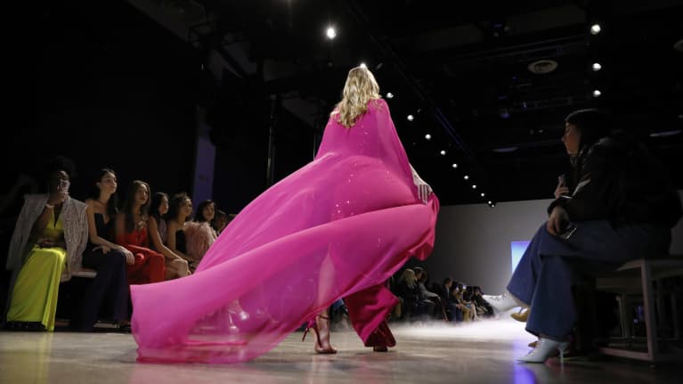 Kevään 2023 muodissa napa näkyy eikä vaatteella ole sukupuolta ...