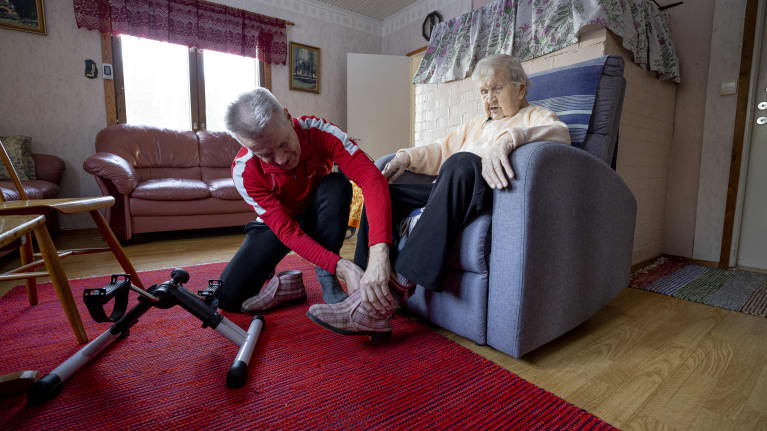 93-vuotias Annikki Varis saa nyt kotiinsa tarpeeksi apua, kun ...