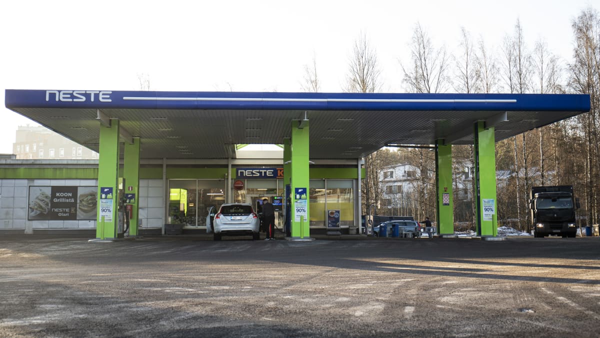 Bensan hinta pomppasi monella asemalla parikymmentä senttiä, mutta se ...