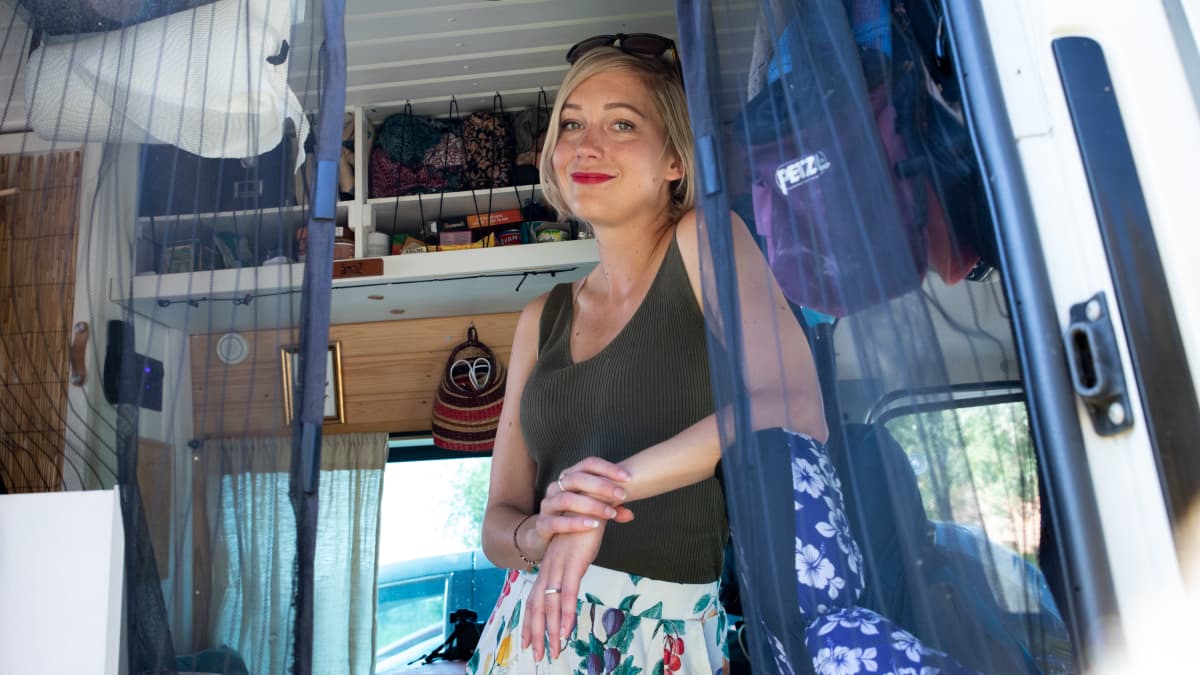 Kaksi vuotta retkipakussa asunut Emma Matila on juristi, jonka ...