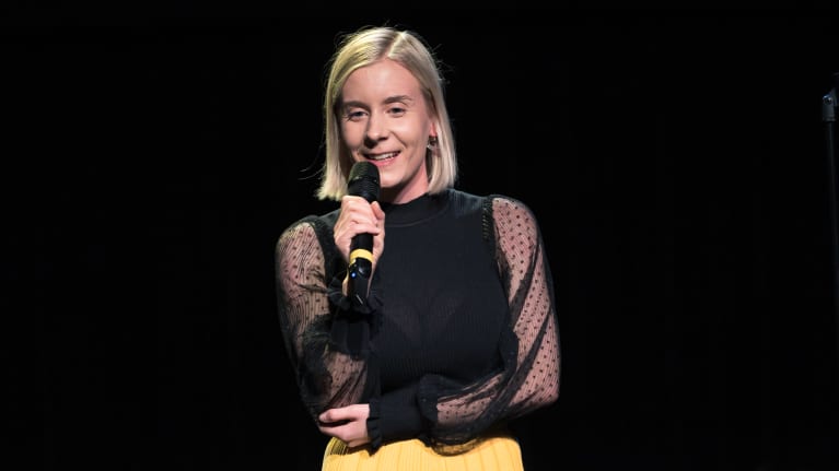 Pikkujoulukännit kuuluvat stand up -illoissa – yllättävä välihuuto voi ...