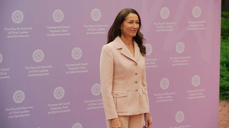 Suzanne Innes-Stubb säväyttää kestävällä, kuninkaallisella ...