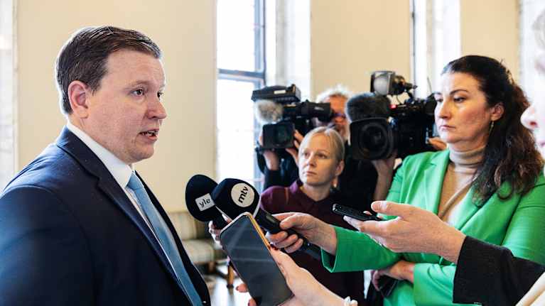 Ministeri Ville Tavio puolustaa hallituksen rivejä repinyttä Ukraina ...