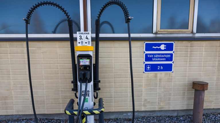 Näin lataaminen huoltoasemilla mullistuu – ABC, St1 ja Neste rakentavat ...