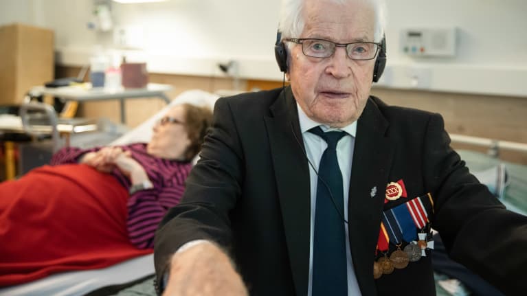 Video näyttää, miten hoitaja varasti sotainvalidilta – paljastui nyt ...
