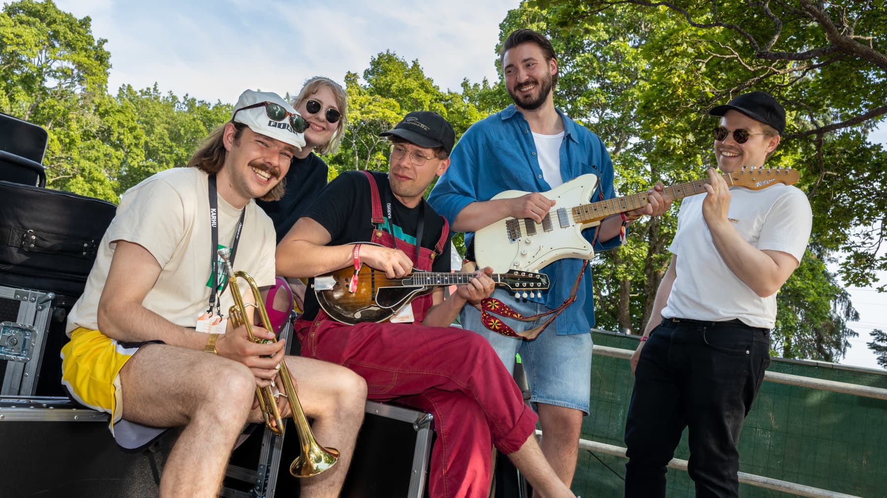 Laulaja-lauluntekijä Arppa vangitsee yleisön oudoilla tarinoillaan ja ...