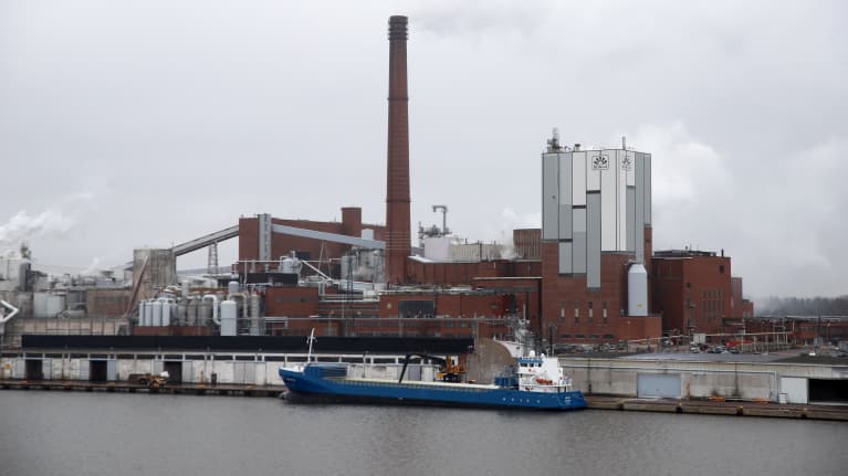 Sunilan tehdas varoittaa hajuhaitoista Kotkassa | Kymenlaakso | Yle