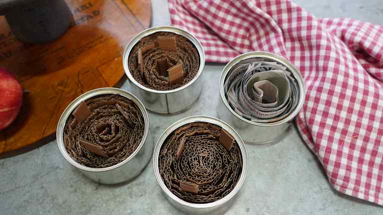 Konservburkar, wellpapp och ljusstumpar blir fina utomhuslyktor, som ...