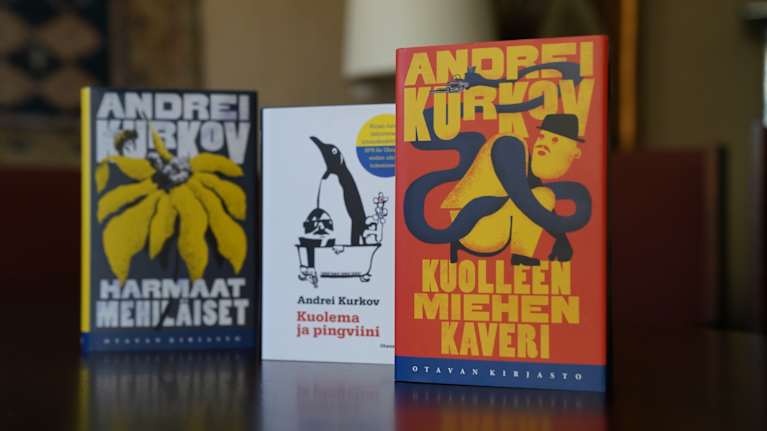 Ukrainalaiskirjailija Andrei Kurkov selaa vain sotauutisia, eikä pysty kirjoittamaan kesken ...