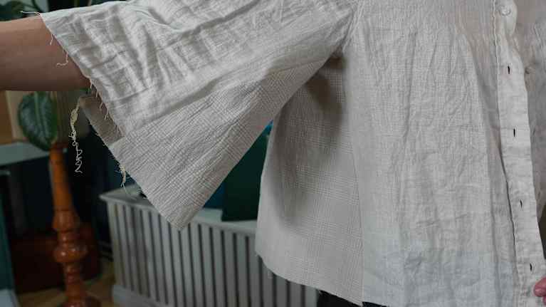 När ett plagg inte sitter som det ska kan du sy om – här blir en trist ...
