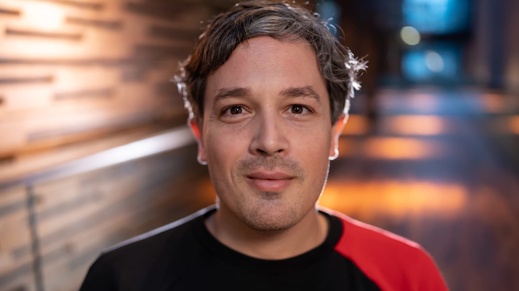 Emmanuel Ceysson on huippuharpisti, joka osaa kiroilla sujuvalla suomen ...