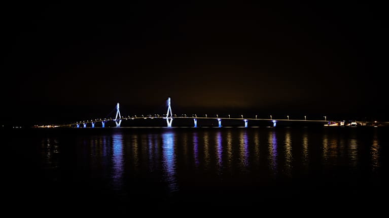Replotbron lyste i vitt och blått på självständighetsdagen – så här såg ...