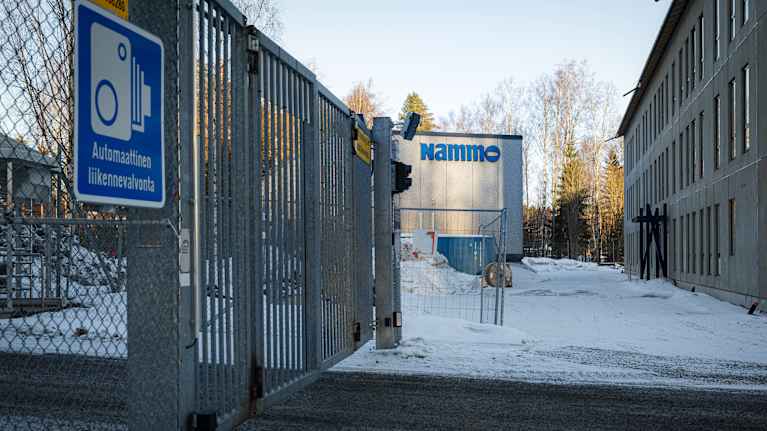 Salaperäiset lennokit häiritsevät Laukaan ruutitehdasta – KRP ...