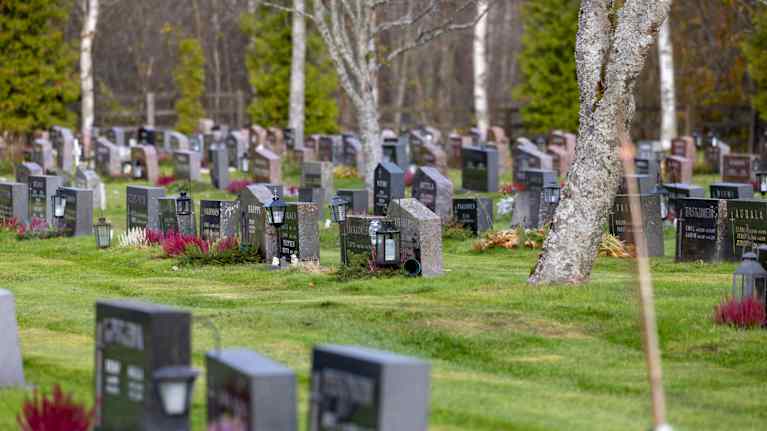 Näin valmistaudut omiin hautajaisiisi – seurakunnat järjestävät ...