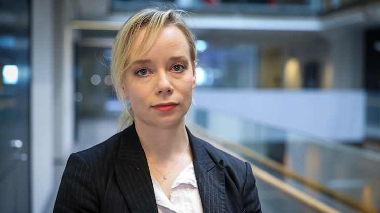 Ung svenskspråkig åtalades för sexualbrott, men rättegången gick på ...