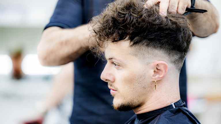 Looking for jobs, immigrant men increasingly head to hair school | Yle ...