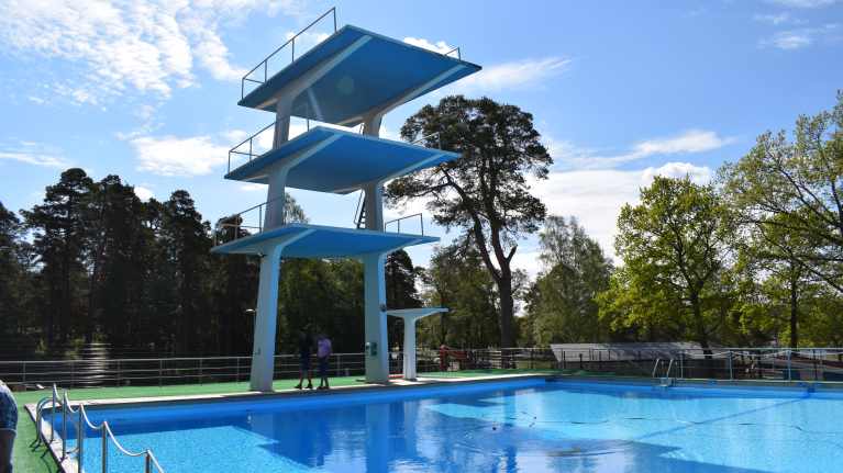 Maauimalan suojeltu hyppytorni vaarassa murtua uimarien niskaan Raumalla – avuksi väliaikaiset ...