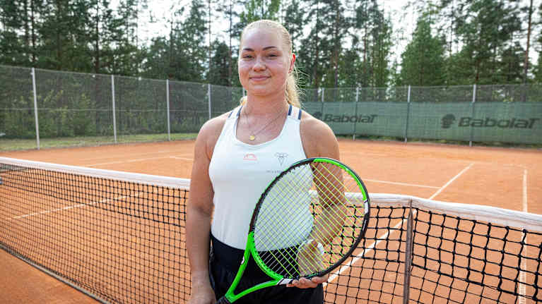 Lappeenrantalaislähtöinen Laura Hietaranta pyrkii vauhdilla tenniksen ...