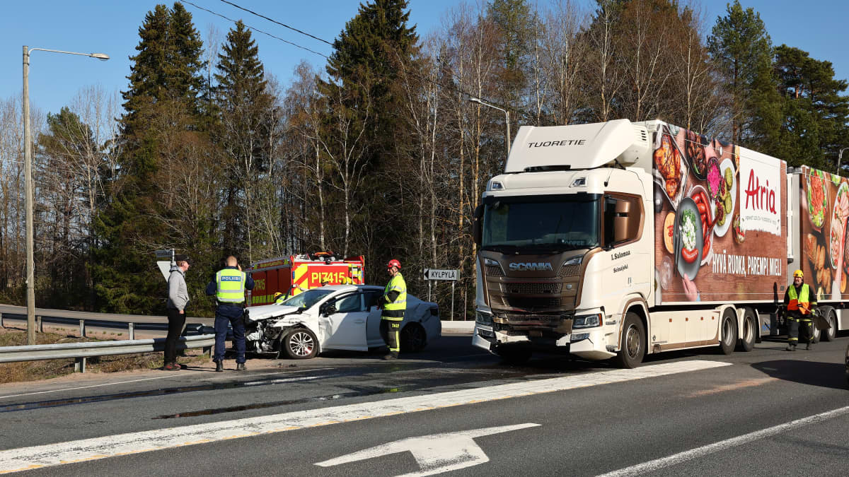 Henkilöauto ja rekka törmäsivät Ikaalisten kylpylän risteyksessä – voi aiheuttaa jonkin verran ...