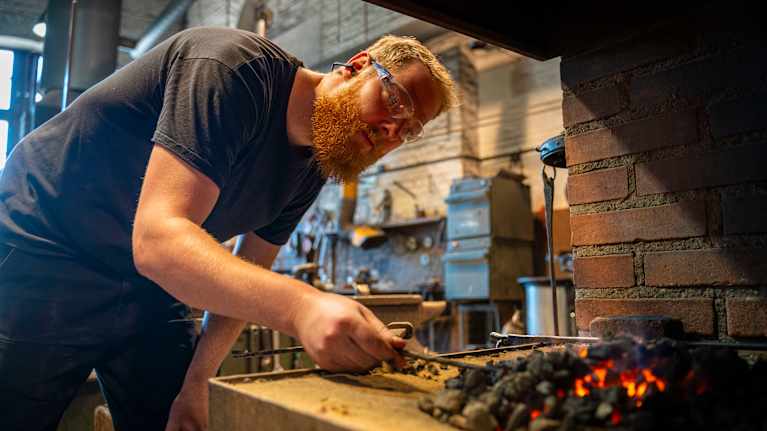 Sebastian utbildade sig till smed: ”Det dröjde länge innan jag hittade ...