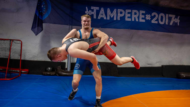 Täpärästi elämälle pelastunut Elmer Mattila harjoittelee taas ...