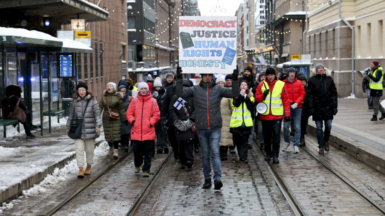 Russian speakers hold dual demonstrations in Helsinki | Yle News | Yle
