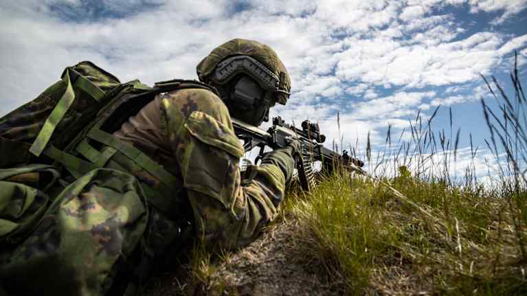 Vaate kertoo, kun sotilas väsyy – puolustusteollisuuteen kehitetään ...