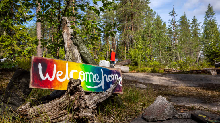 Salaperäinen telttaleiri ilmestyi metsään – yli 200 ihmistä kokoontuu ...