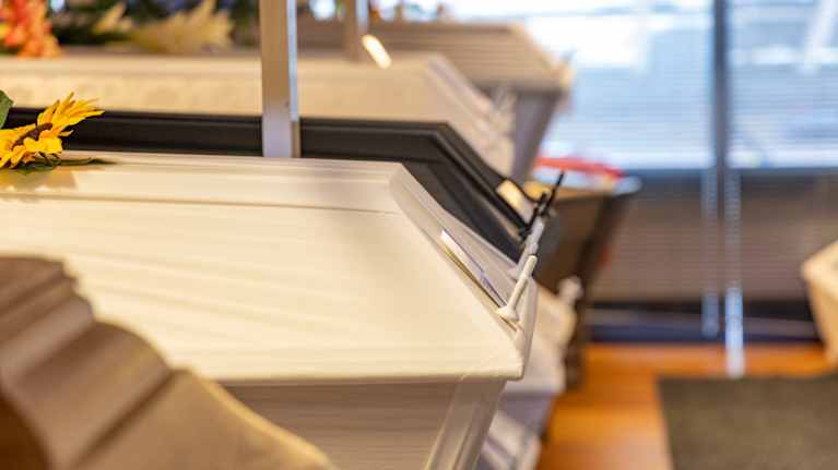 Näin valmistaudut omiin hautajaisiisi – seurakunnat järjestävät ...