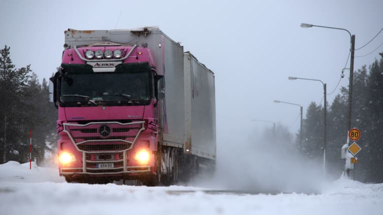 Liikennekeskus: raskas ajoneuvo on jumissa Nelostiellä Toivakan ja ...