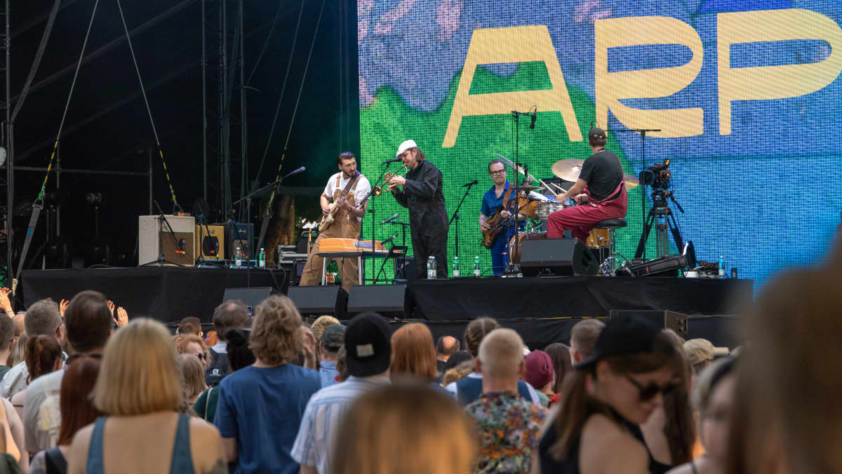 Laulaja-lauluntekijä Arppa vangitsee yleisön oudoilla tarinoillaan ja ...