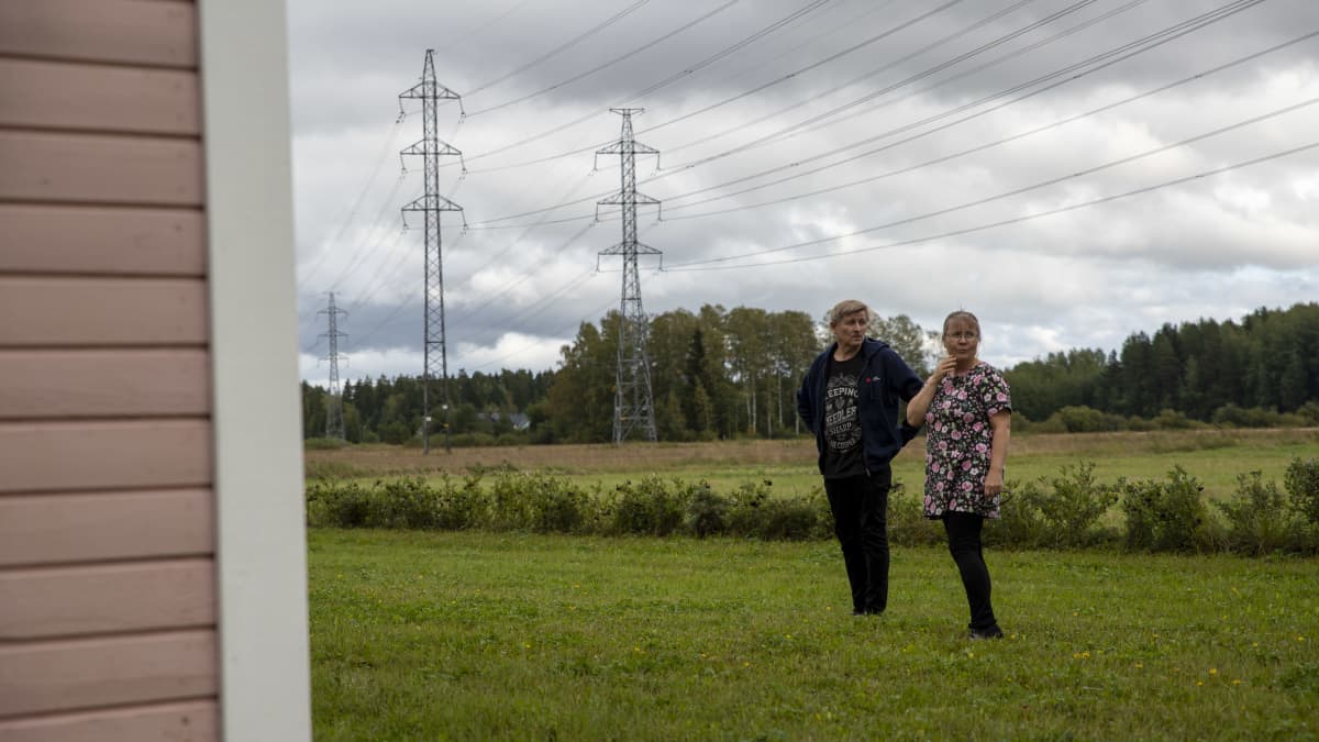 Rajamäkien talo olisi jäämässä keskelle paneelipeltoa ...