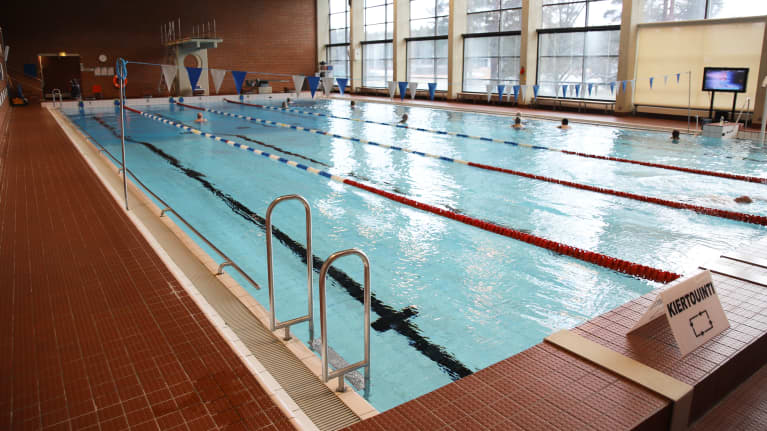 Kuusankosken uimahalli avataan tiistaina – vesikatossa ei ole vuotoa | Kymenlaakso | Yle