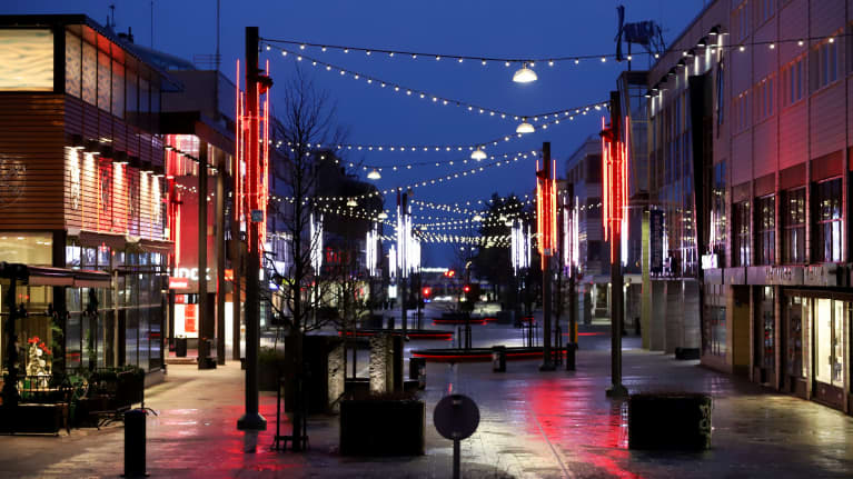 Esitys: Kouvolan jouluvalot perutaan, ulkovalot ja Manskin lämmitys ...