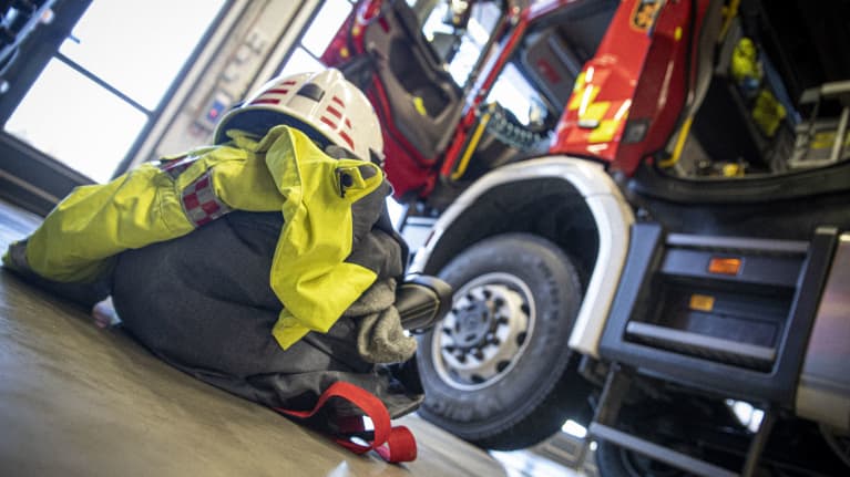 Talli syttyi palamaan Kiuruvedellä, hevoset sattuivat olemaan ulkona ...