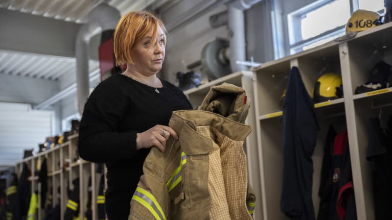 Tulipaloja sammuttavat naiset joutuvat käyttämään töissä miesten ...