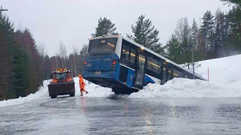 Busseja suistuu ojaan ja kuljettajat eksyvät reitiltä – matkustajilta ...